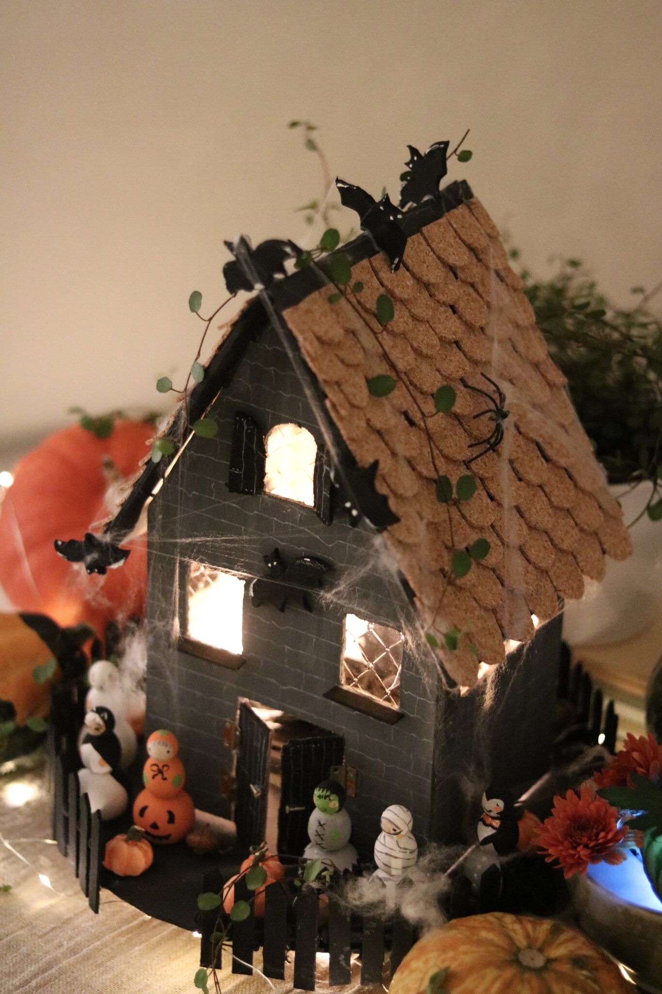 DIY Halloweenpyssel – spökhus i trä, figurer i lera och målade ...