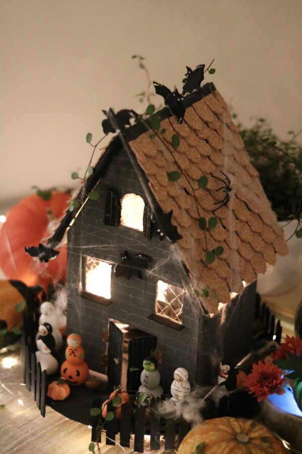 DIY Halloweenpyssel – spökhus i trä, figurer i lera och målade ...