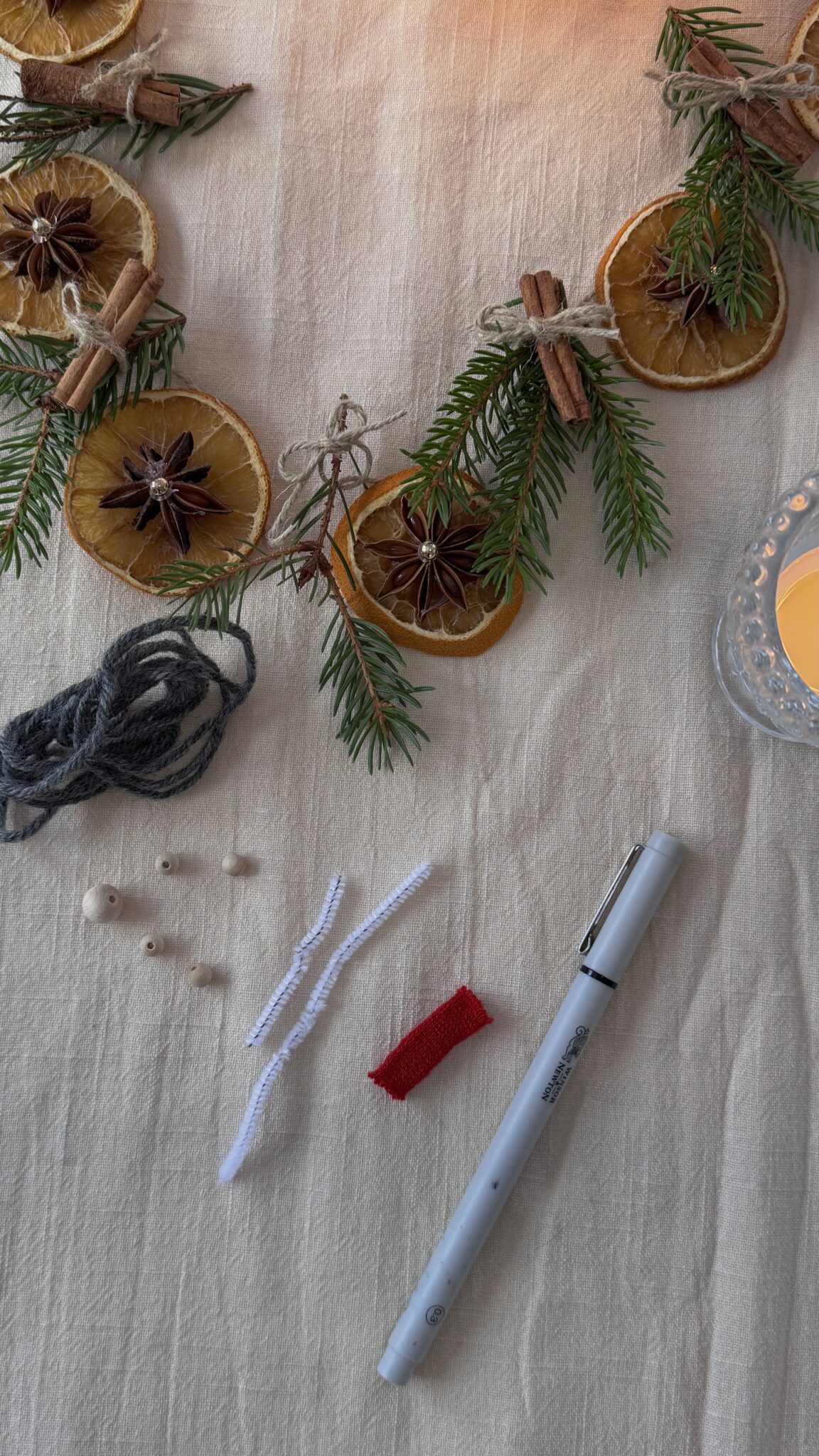 DIY minitomtar – gör söta små tomtar av piprensare, träkulor och garn ...