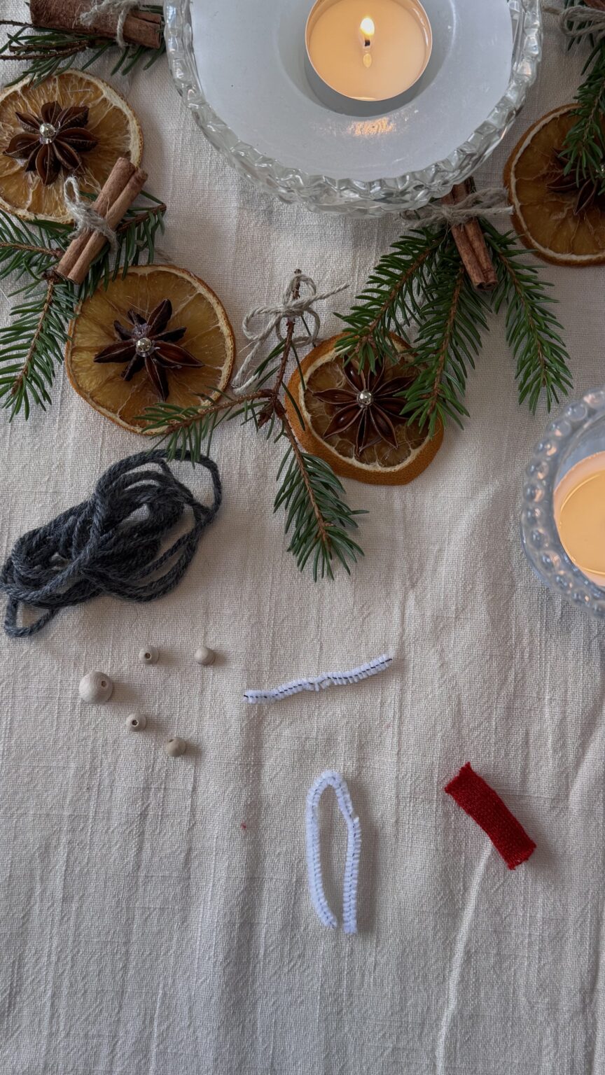 DIY minitomtar – gör söta små tomtar av piprensare, träkulor och garn ...